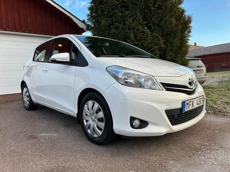 Begagnad 2012 Toyota Yaris 99 HK Halvkombi – 78472 Borlänge (Företag ...