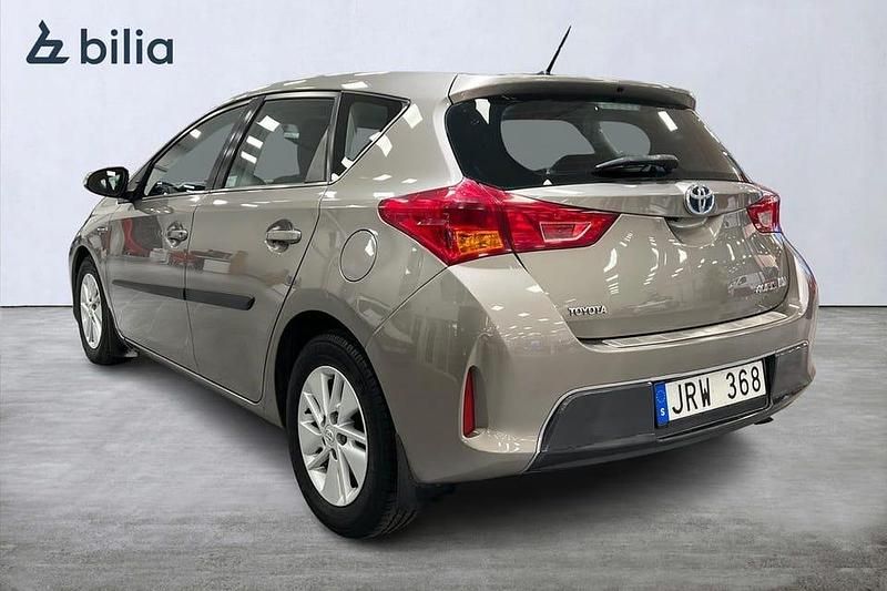 Begagnad 2013 Toyota Auris Hybrid 137 HK Halvkombi – Västmanland ...