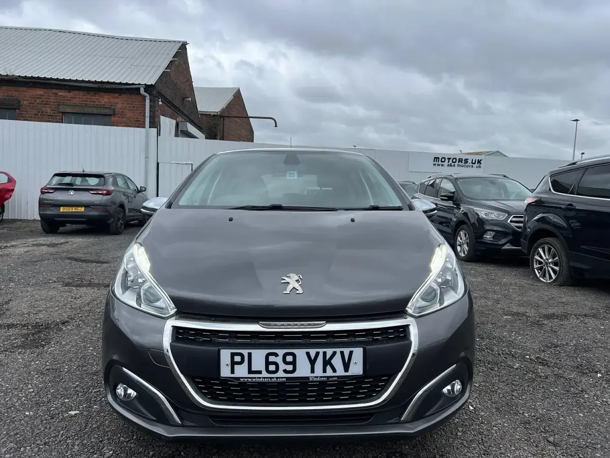 Used Peugeot 208 Signature Sky (2019) in West Bromwich - £4,995 | AutoUncle