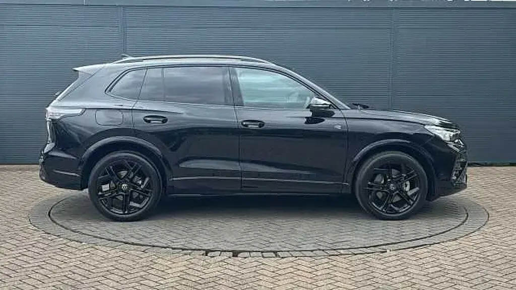 New VW Tiguan R-line 150 HP (2026) in Parkway Volkswagen (Derby) - £ ...